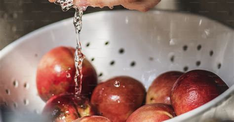 흐르는 물 아래에서 석류를 씻는 사람 음식 사진 아이디어 사진 Unsplash의 과일 이미지