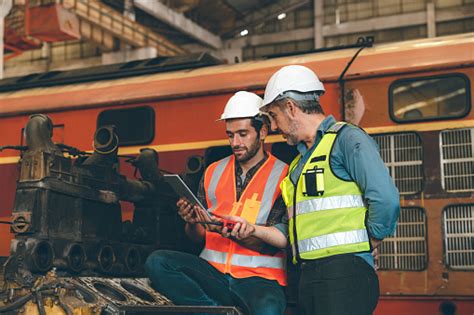 건설 공장에서 중공업 제조 기계의 안전 시스템을 점검하고 생산 작업 기술의 공장 장비를 서비스하기 위해 일하는 전문 기술자