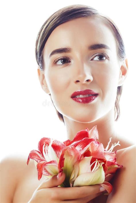 Joven Y Bonita Morena Mujer Real Con Flores Rojas Amaryllis Aislado En Fondo Blanco Foto De