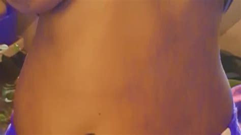 කෙල්ල කුස්සියෙ කුක්කු එලියෙ දාගෙන හැමෝටම පේන්න Flashing Boobs Tits Sri Lanka Redtube