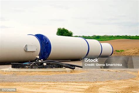 거대한 풍력 터빈 부품 풍력 터빈 블레이드 및 타워 중공업 건설 현장 전기 재생 에너지 및 전력 개념 선택한 초점 강철에 대한 스톡 사진 및 기타 이미지 Istock