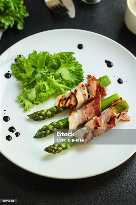 베이컨에 아스파라거스 고기 와 맛있는 구운 야채 음식 배경 맨 위 보기 건강한 식생활에 대한 스톡 사진 및 기타 이미지 건강한 식생활 고기 굽기 Istock