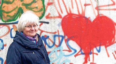 Irmela Mensah Schramm La Donna Che Cancella Le Scritte Naziste Una