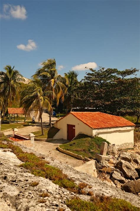 Мальовнича тропічна хатинка на пляжі з червоним дахом · Безкоштовне стокове фото