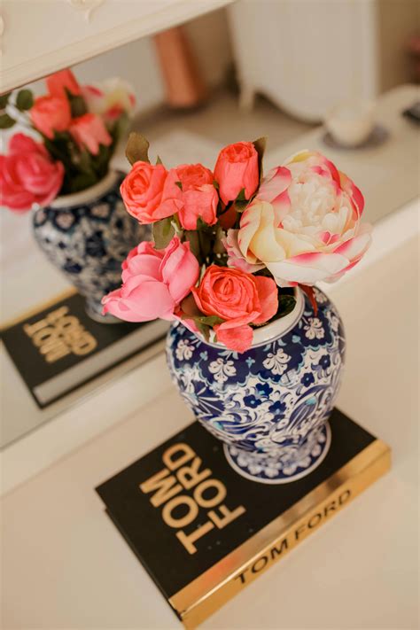 실내 거주 공간 계절 꽃 고급 주택 고전적인 장식 골동품 그림자 꽃 꽃꽂이 꽃병 꽃잎 낭만적 인 분위기 다채로운 매우 복잡한 무드 조명 문