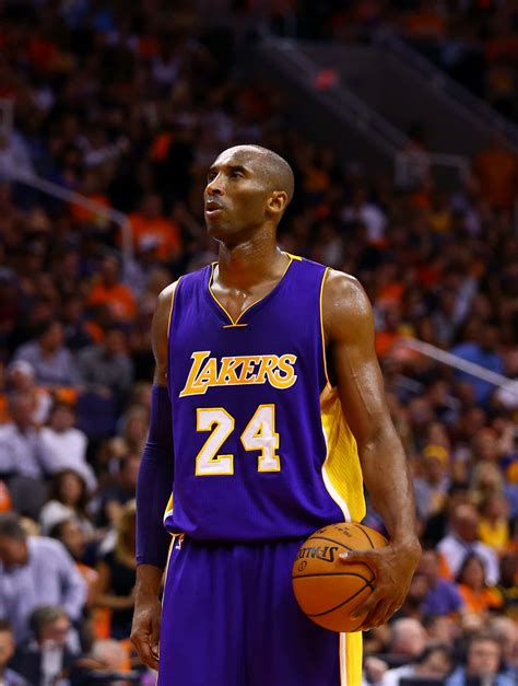 Download Clutch Kobe Bryant Leading The Lakers To Victory Wallpaper