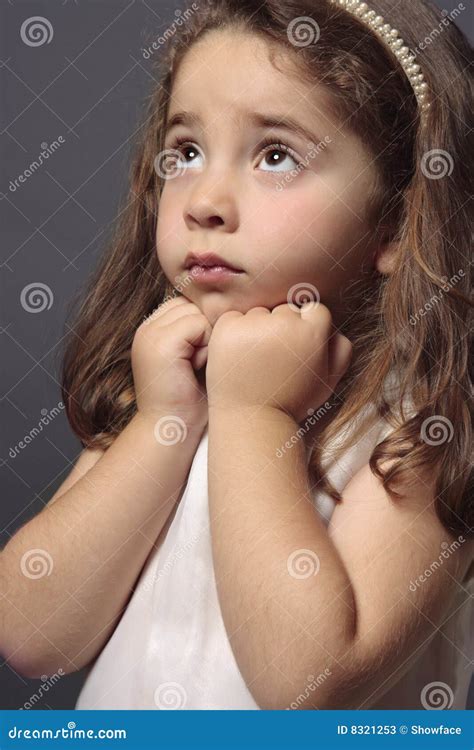 Unschuldiges Mädchen Das Oben Schaut Stockbild Bild von ausdruck wundern 8321253