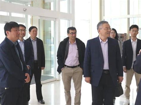 山东大学服务山东办公室主任、合作发展部部长吕明新一行到兴福镇实地调研产品企业