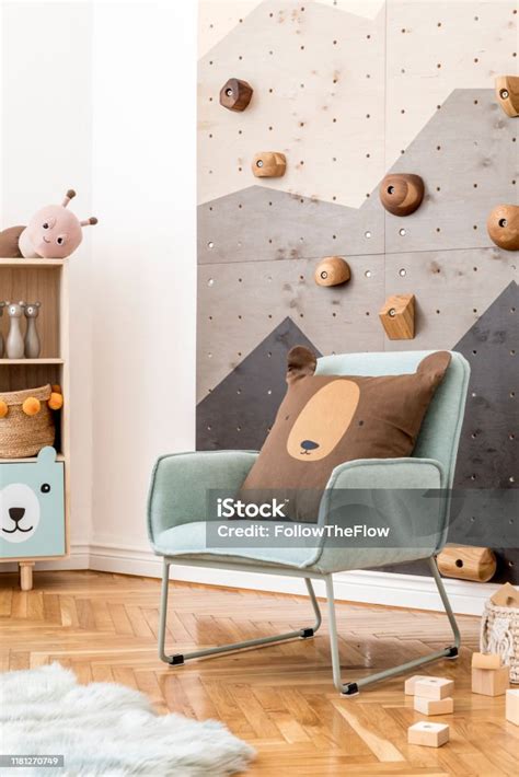 아이들을위한 현대적인 등반 벽 디자인 가구 민트 안락 의자 부드러운 장난감 테디 베어와 귀여운 어린이 액세서리와 놀이방의