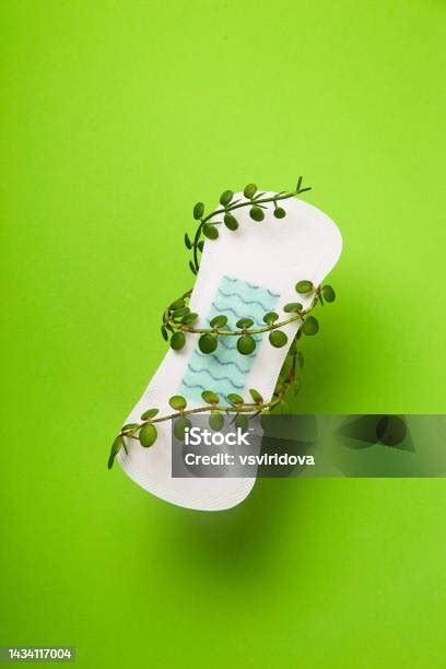 여성 위생을위한 폐기물 생리대 제로 Jn 그린 지속 가능한 기간 개념에 대한 스톡 사진 및 기타 이미지 개념 공중 부양