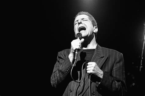Watch Leonard Cohen Perform An Emotional 7 Minute ‘hallelujah In 1988