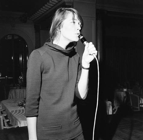 40 Fascinating Black And White Photographs Of Françoise Hardy In London