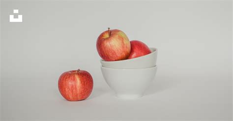 하얀 테이블 위에 빨간 사과로 가득 찬 하얀 그릇 사진 Unsplash의 무료 미국 이미지