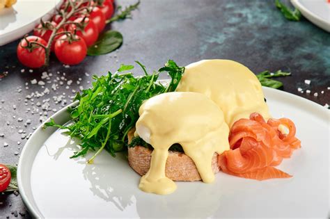 Hollandaise 소스 계란 노른자 녹색 따뜻한 음료 라떼 맛있는 미식가 베이글 브런치 브런치 요리 브런치 음식 수란 술을 마시다 식사 식사