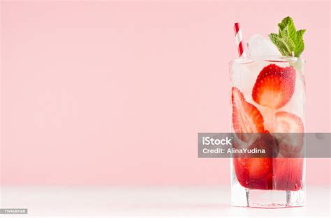부드러운 현대 분홍색 배경에 향신료 열매 얼음 조각 민트와 줄무늬 밀 짚과 신선한 딸기 칵테일 복사 공간 0명에 대한 스톡 사진
