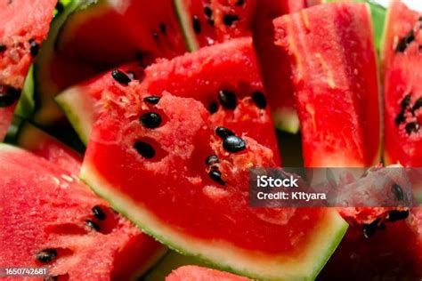 수박은 조각으로 자른다 여름 과자 씨앗과 수박의 조각입니다 씨앗을 가진 빨간 수박입니다 0명에 대한 스톡 사진 및 기타 이미지 Istock