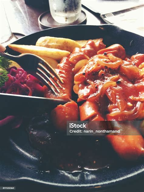 마늘 허브와 테이블에 냄비에 감자 튀김 튀긴 소시지 블랙 보드 정 식품입니다 빈티지 음색입니다 0명에 대한 스톡 사진 및 기타 이미지 Istock