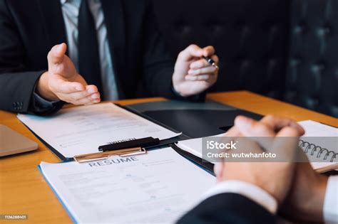 심각한 아시아 사업가 남성 직원과의 중요 한 대화는 이력서 문서를 검토 하 고 있습니다 경영자에 대한 스톡 사진 및 기타 이미지 경영자 계약서 계획 Istock