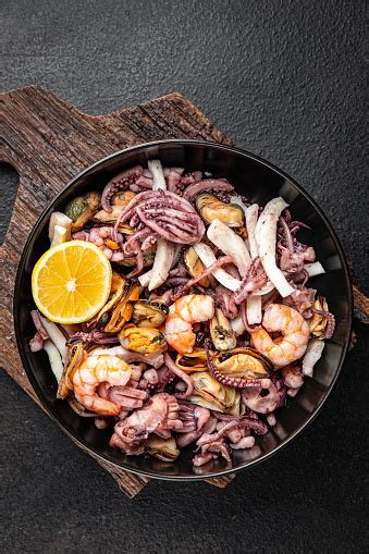 해산물 믹스 새우 오징어 홍합 라판 문어 신선한 부분 테이블 복사 공간 음식 배경 소박한에 식사 간식을 먹을 준비 탑 뷰 케토 또는 팔레오 다이어트 채식 식품 페세타리안