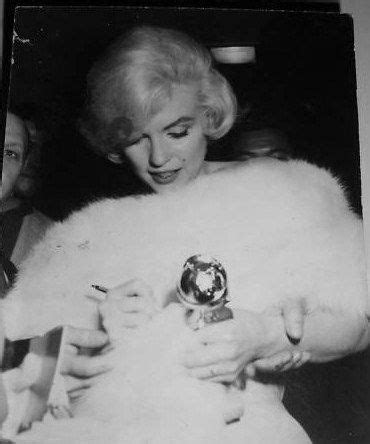 8 03 1960 Marilyn Reçoit Un Golden Globe Divine Marilyn Monroe