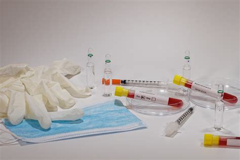 우한 바이러스 Vacutainer 혈액 튜브 주사기 보호 마스크 및 장갑 같은 의료 장비를 테스트 하는 실험실 테스트 임상