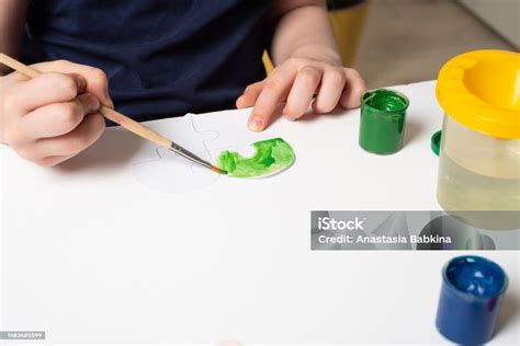 세계 자폐증 인식의 날을 맞아 하트를 색칠하는 아이들의 손 4 5세에 대한 스톡 사진 및 기타 이미지 4 5세 개념 개발 Istock