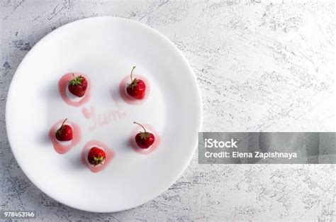 화이트 플레이트에 인쇄 술 빛 콘크리트 바탕에 잼으로 만든 신선한 딸기 상위 뷰 복사 공간 개념적 이미지 0명에 대한 스톡 사진 및 기타 이미지 Istock