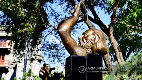 Ազատության հրապարակում հանդիսավորությամբ բացվեց Օհան Դուրյանի արձան հուշակոթողը Youtube