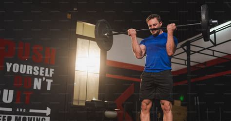 강한 운동 선수 백인 남자 스포츠 체육관에서 운동하는 사람 신체 근육에 적합하고 날씬한 무거운 보디 빌딩 및 건강 한 라이프 스타일 사람들을위한 현대 피트니스 스튜디오에서