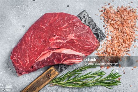 생 프라임 소고기 스테이크 탑 등심 또는 분홍색 소금과 로즈마리를 곁들인 럼프가 있는 정육점 보드 회색 배경 위쪽 보기 0명에 대한 스톡 사진 및 기타 이미지 Istock