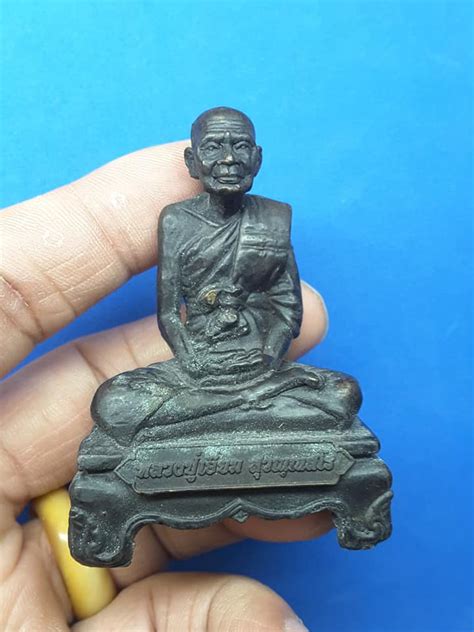 พระบูชาตั้งหน้ารถ หลวงปู่เอียม วัดหนัง ตอกโค้ต หน้าตัก นิ้วครึ่ง เปิด 1 500 จัดหาวัตถุมงคล