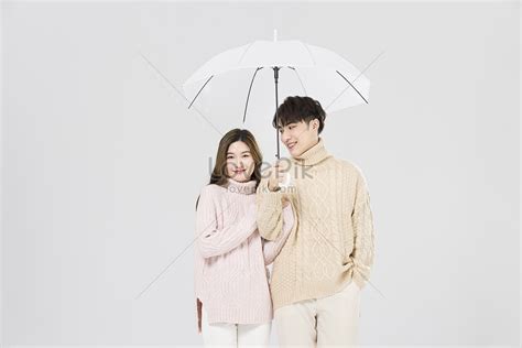 함께 우산을 들고 행복한 한국 커플 사진 무료 다운로드 Lovepik