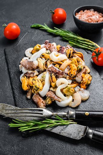 다양한 해산물 홍합 조개 오징어 문어 새우 및 새우 검은 색 배경 위쪽 보기 갑각류에 대한 스톡 사진 및 기타 이미지 갑각류 갑오징어류 건강한 식생활 Istock