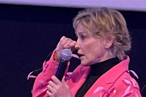 دموع وندم شارون ستون في البحر الأحمر السينمائي مشاهدي الجريئة حطمتني