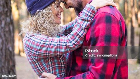로맨틱 한 성인 커플 포옹과 숲에서 야외 사랑 행복한 사람들 남자와 여자 함께 연인 포옹 젊은 남성과 여성은 시간과 레저 휴가를 즐길 수 2명에 대한 스톡 사진 및 기타