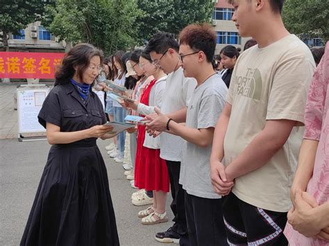 学校纪委开展清风相伴 青春远航2023届毕业生思廉践诺签名活动 纪委监察专员办公室山东农业工程学院