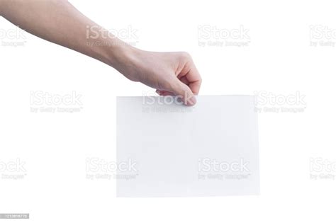 클리핑 경로와 흰색 배경에 격리 된 빈 흰색 종이를 들고 손 텍스트의 공간을 복사합니다 개념에 대한 스톡 사진 및 기타 이미지 개념 개념과 주제 공란 Istock