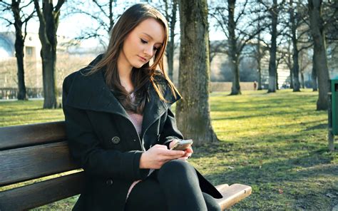 Девушка сидит в телефоне 65 фото НА ДАЧЕ ФОТО