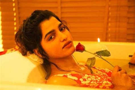 மதத கடச படககயற கடசயல நடகக உடனபட இலல ஓபனனக பசய தனஷக