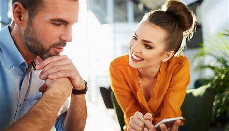 8 Signs Of Sneaky People That Should Make You Run