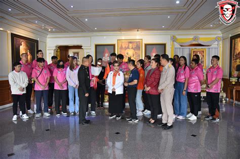 คุณแม่ปทุม พรรณพิสุทธิ์ รองประธานสโมสร และผู้จัดการทีมนครราชสีมา คิวมิน ซี วีซี และ นายปรีชา