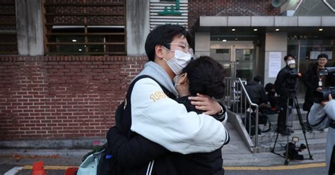 [수능] 평소 하던 대로 하고 와 뜨거운 포옹 속 수험생 입실