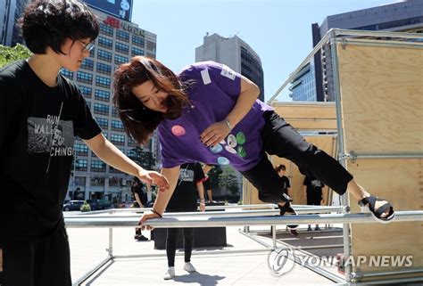 파쿠르 체험하는 여성들 연합뉴스