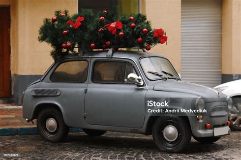 리비우 우크라이나 12 월 30 2018 크리스마스 트리와 빨간색 복고풍 자동차의 보기 겨울 크리스마스 빨간색 레이어와 나비로 장식 된 크리스마스 트리와 회색 복고풍 자동차