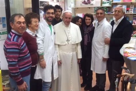 Папа Франциск се измъква от Ватикана за да си купи обувки СНИМКИ Nova