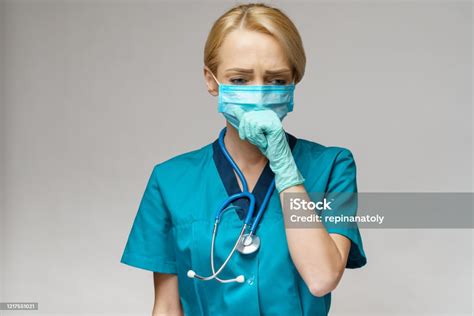 보호 마스크와 고무 또는 라텍스 장갑을 착용 의료 의사 간호사 여성 기침 간호사에 대한 스톡 사진 및 기타 이미지 간호사 건강관리와 의술 라텍스 Istock