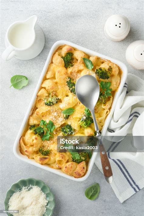 파스타 브로콜리 캐서롤 구운 맥앤치즈 브로콜리 크림 소스 파마산 치즈 와 회색 빛 콘크리트 테이블 배경 건강 식품 또는 이유식 아메리칸 캐서롤 평면도 공간을 복사합니다 0