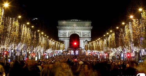 파리 샹젤리제 거리를 밝히는 크리스마스 기념 조명