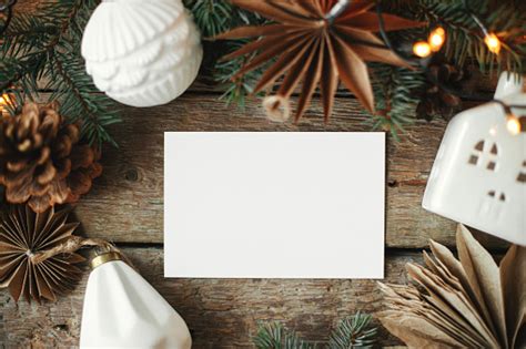 빈 인사말 카드와 크리스마스 종이 별 Baubles 콘과 소박한 배경에 조명 소나무 가지 크리스마스 카드는 플랫 레이를 모의 텍스트 공간입니다 시즌 인사말 템플릿 0명에