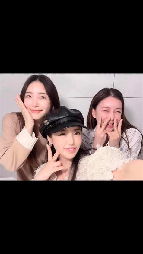 방언니방은영 온통 좋은거로만 가득했던 어제😘 ️ 연말 분위기 제대로🙌🏻 나빼고 전부 푸른계열로 입고와서 나는 푸르댕댕한 내차랑 같잌ㅋㅋㅋ💙 도산회관도산회관월광